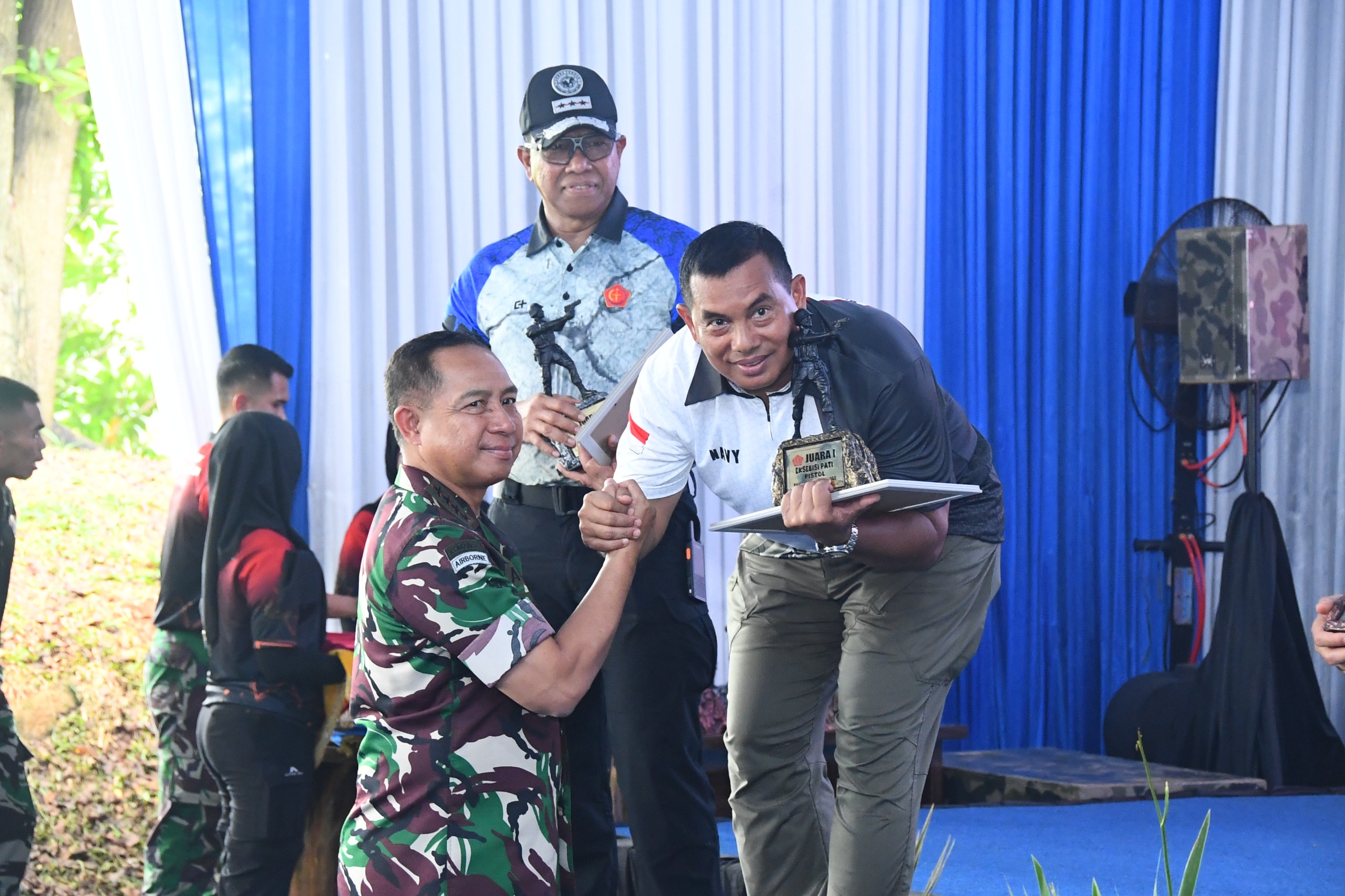 Pangkormar Letjen TNI (Mar) Dr. Endi Supardi Juara 1 Eksebisi Pistol ...